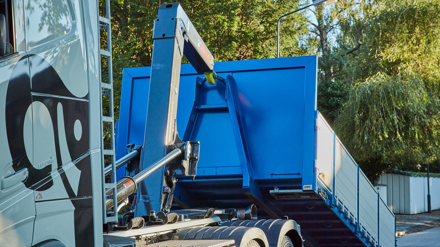 Hiab Unveils Groundbreaking Electric Hooklift, Paving the Way for ...